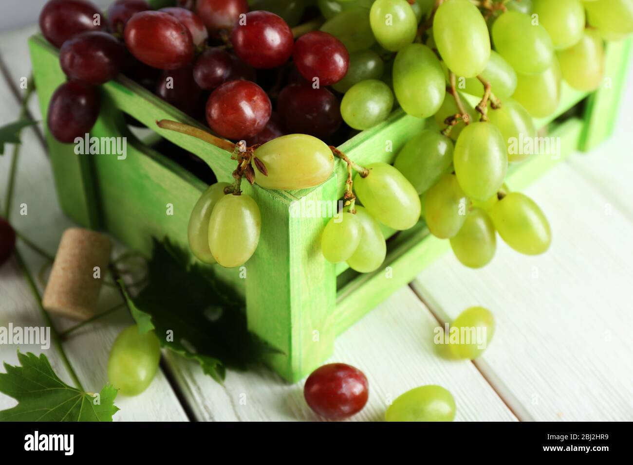 White grape cluster in box hi-res stock photography and images - Alamy