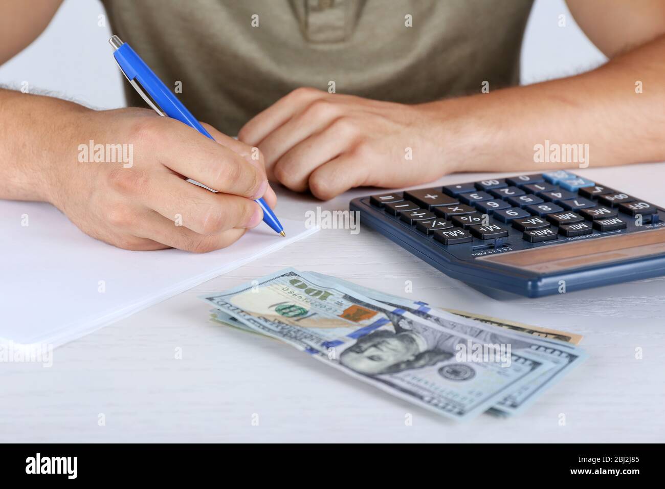 Calculating amount hi-res stock photography and images - Alamy