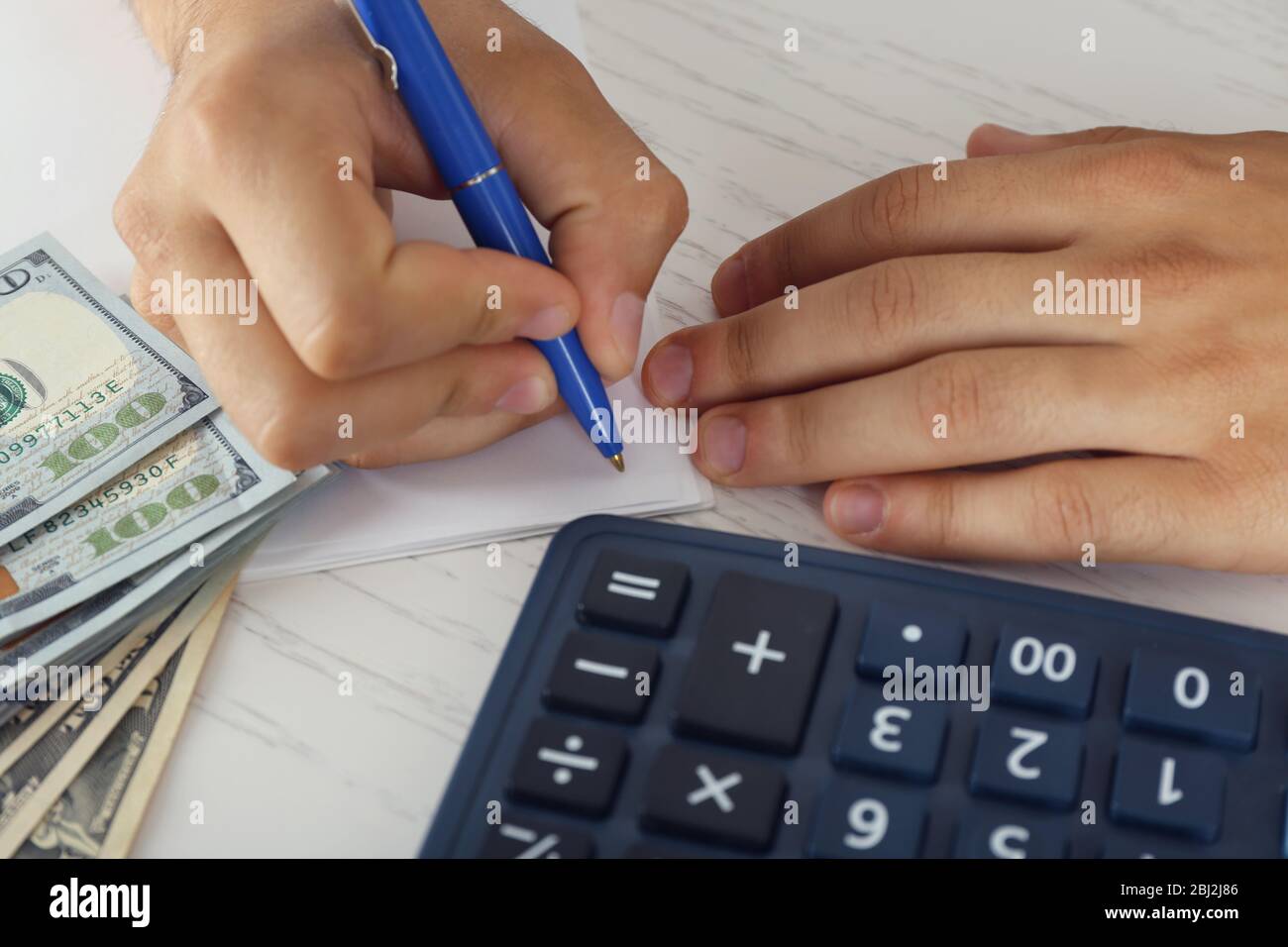 Calculating amount hi-res stock photography and images - Alamy