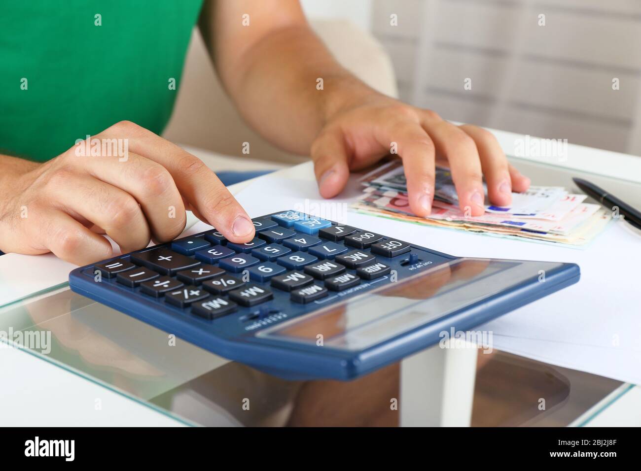 Calculating amount hi-res stock photography and images - Alamy