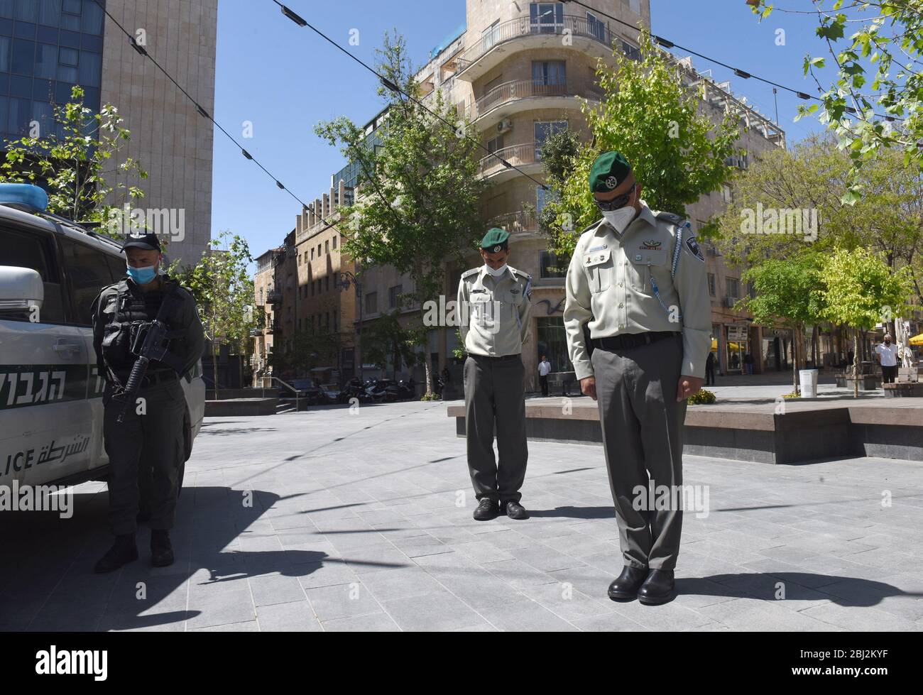 Jerusalem, Israel. 28th Apr, 2020. Israeli Border Police wear mandatory ...