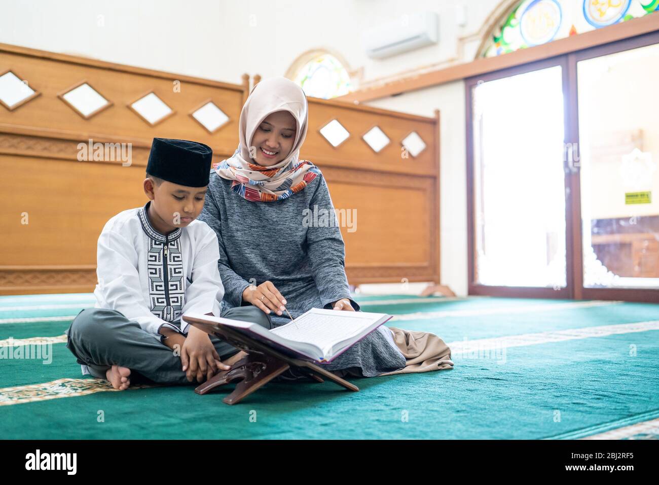 Muslim male teacher hi-res stock photography and images - Alamy