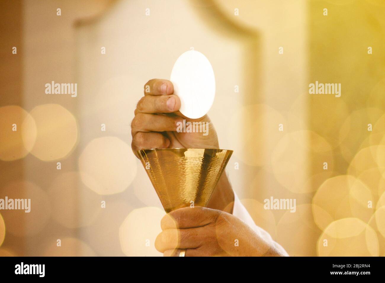 Chalice and host hi-res stock photography and images - Alamy