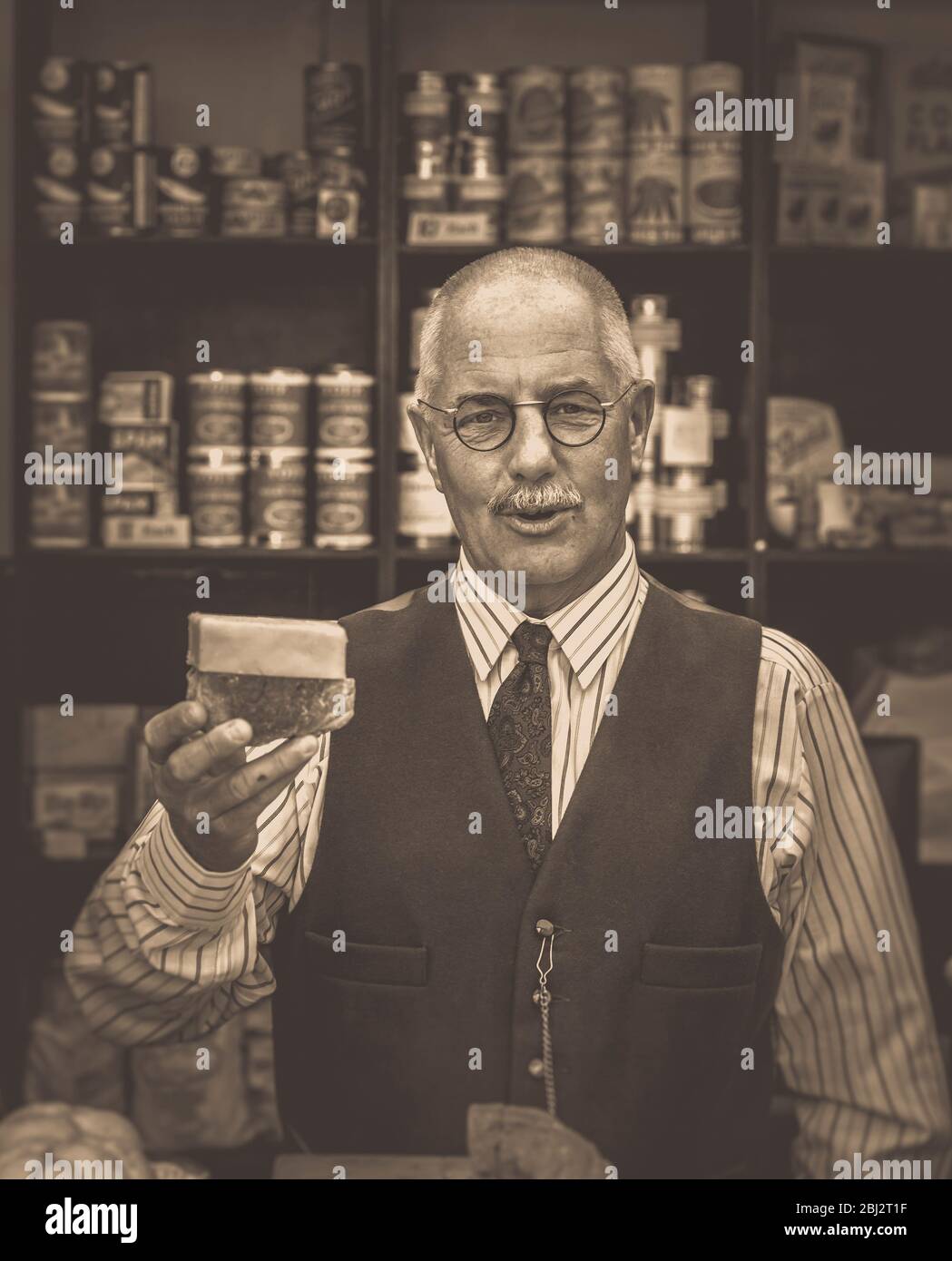 Corner store grocery britain 1940 hi-res stock photography and images ...