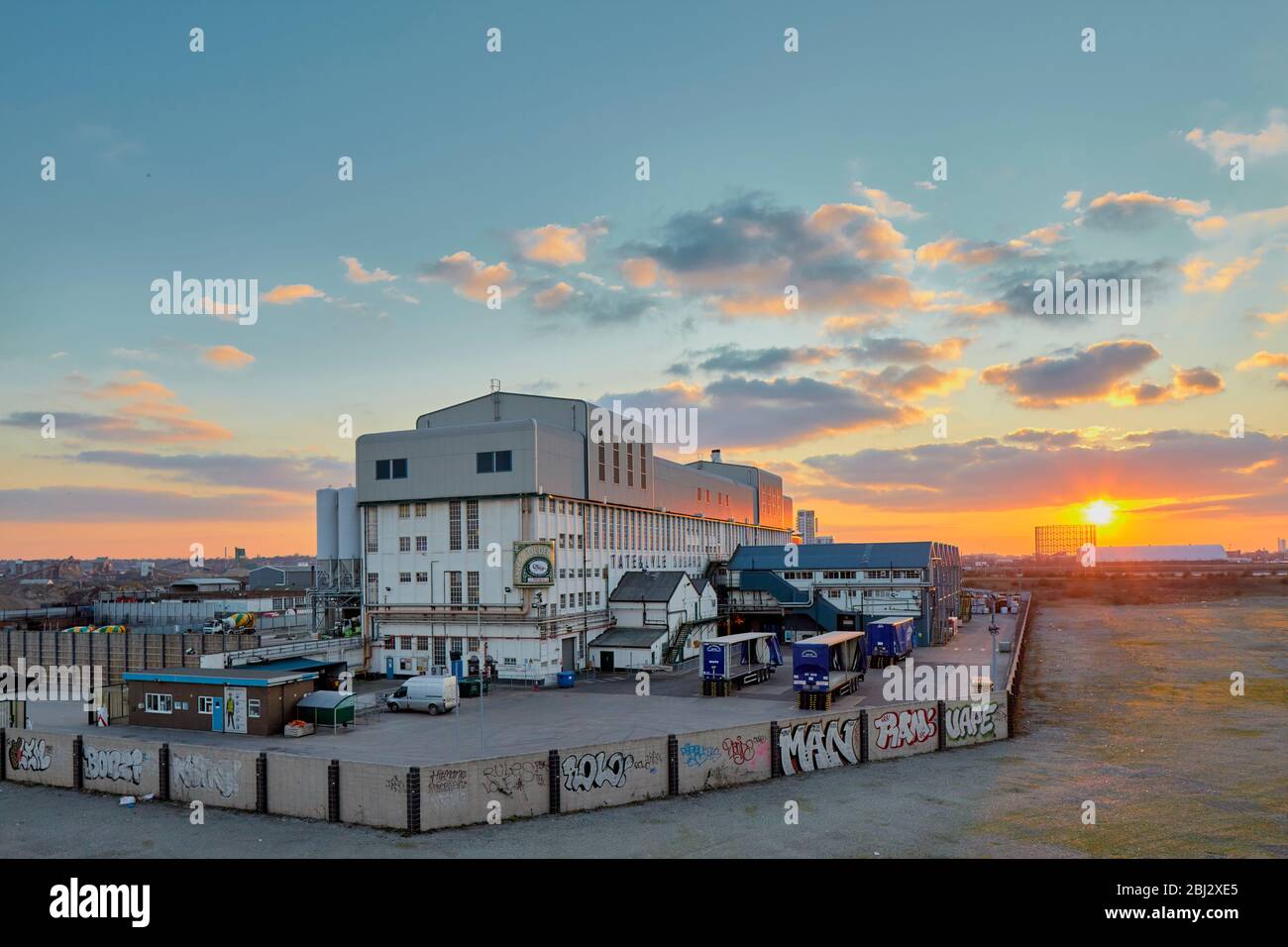 Tate lyle factory silvertown london hi-res stock photography and images ...