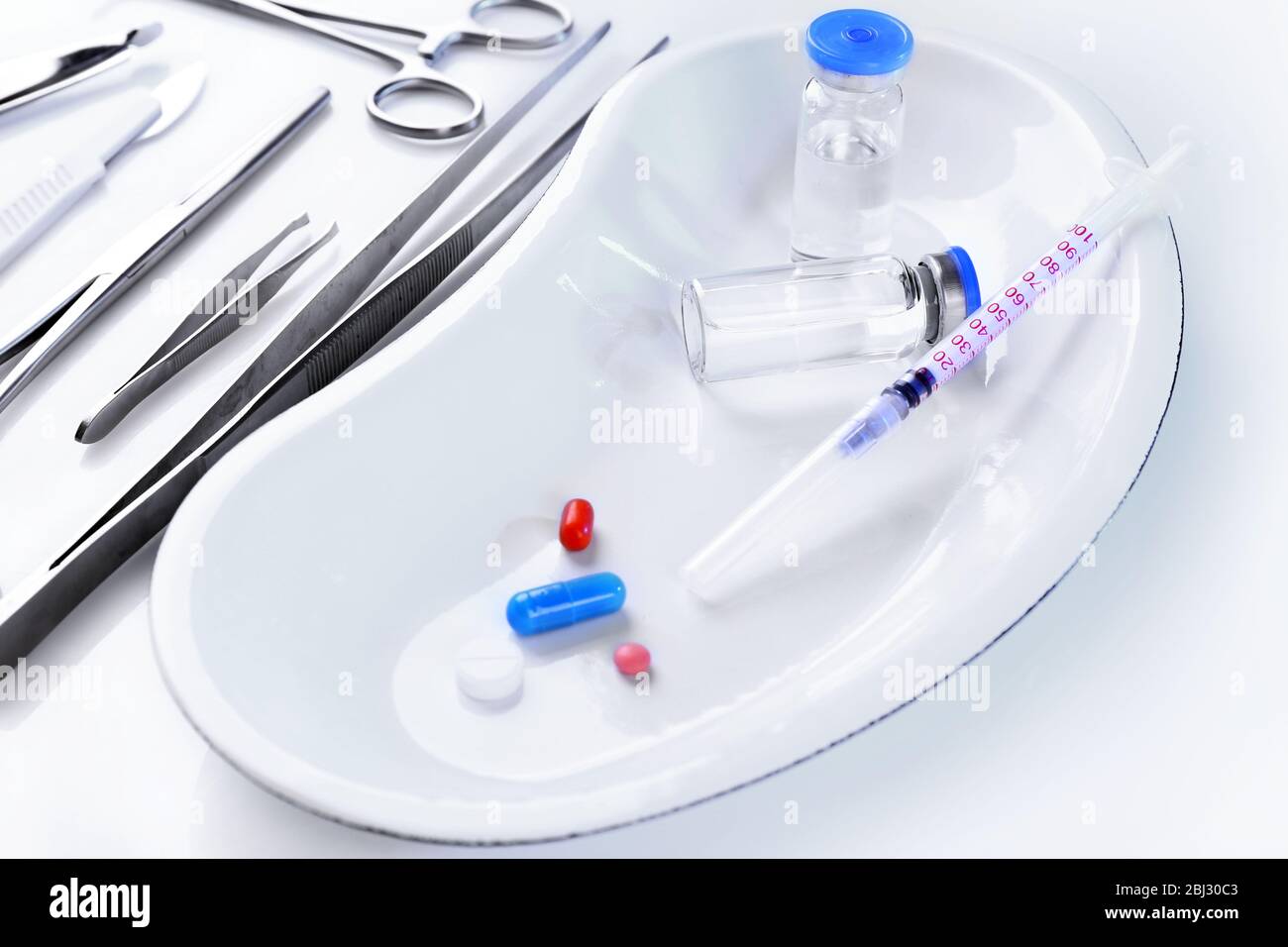 Surgery tools in bowl hi-res stock photography and images - Alamy