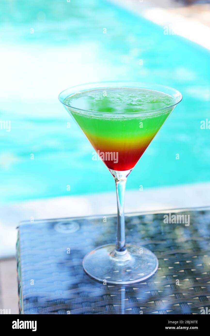 Cocktail on swimming pool background Stock Photo - Alamy