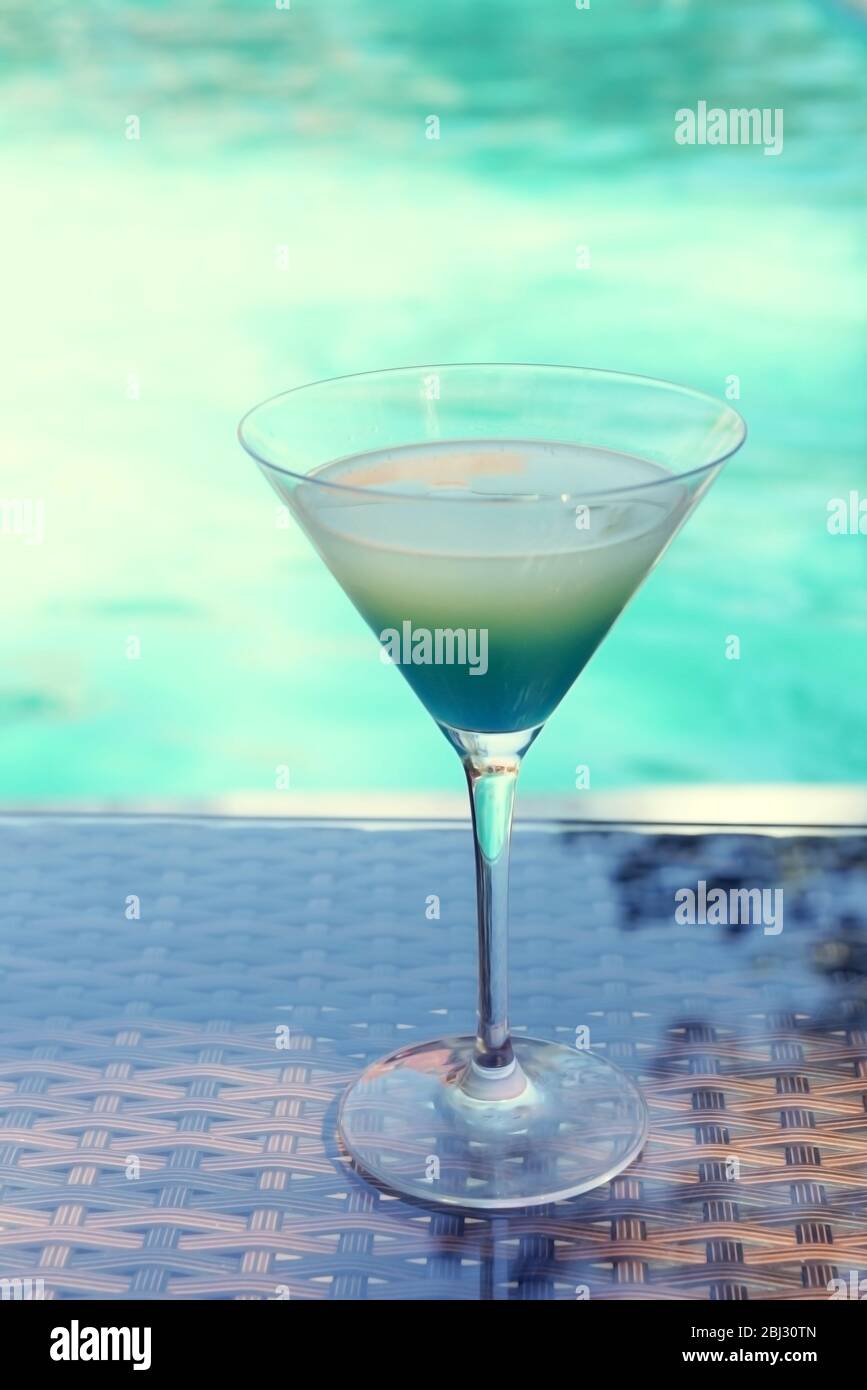Cocktail on swimming pool background Stock Photo - Alamy
