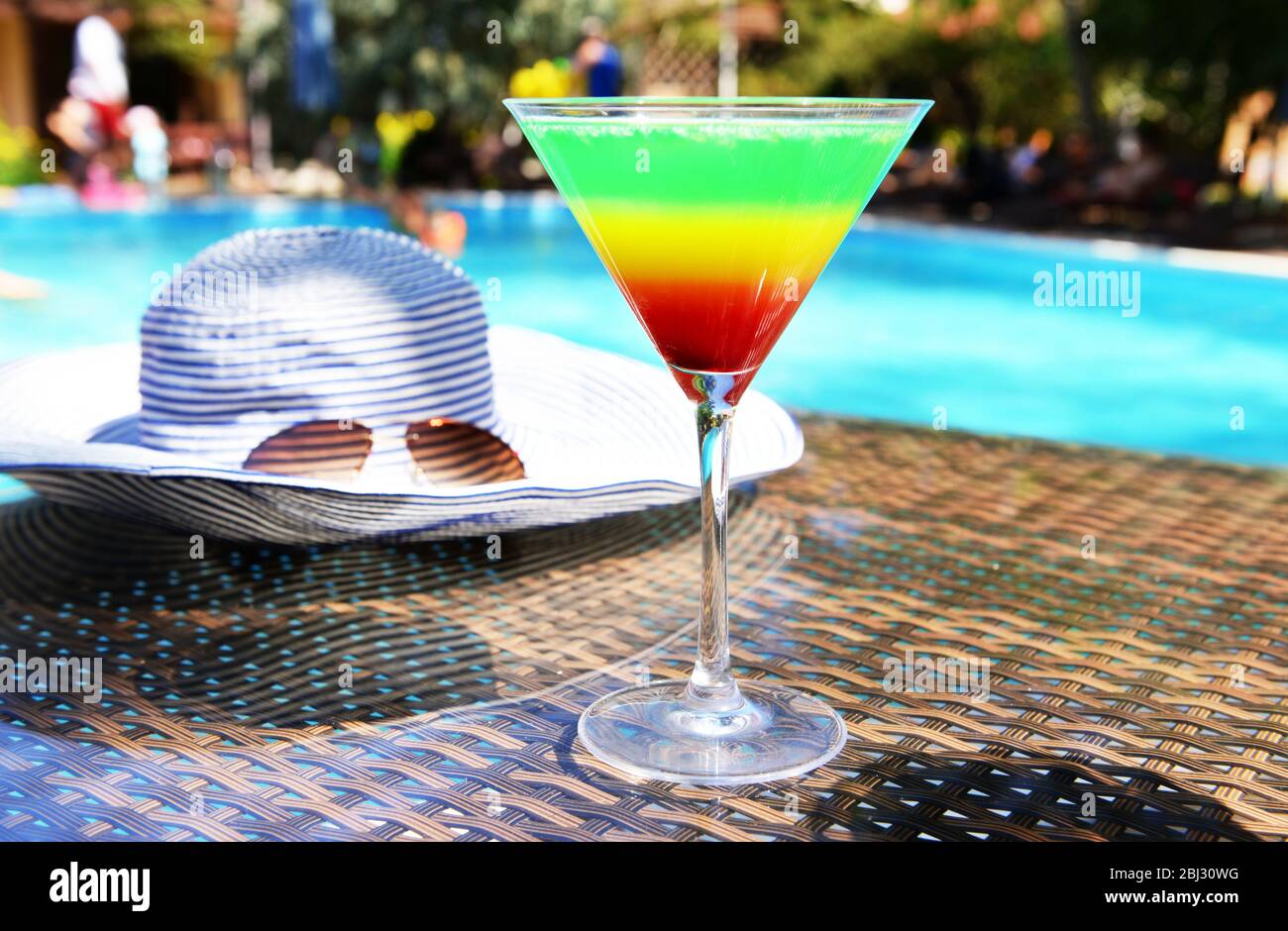 Cocktail on swimming pool background Stock Photo - Alamy