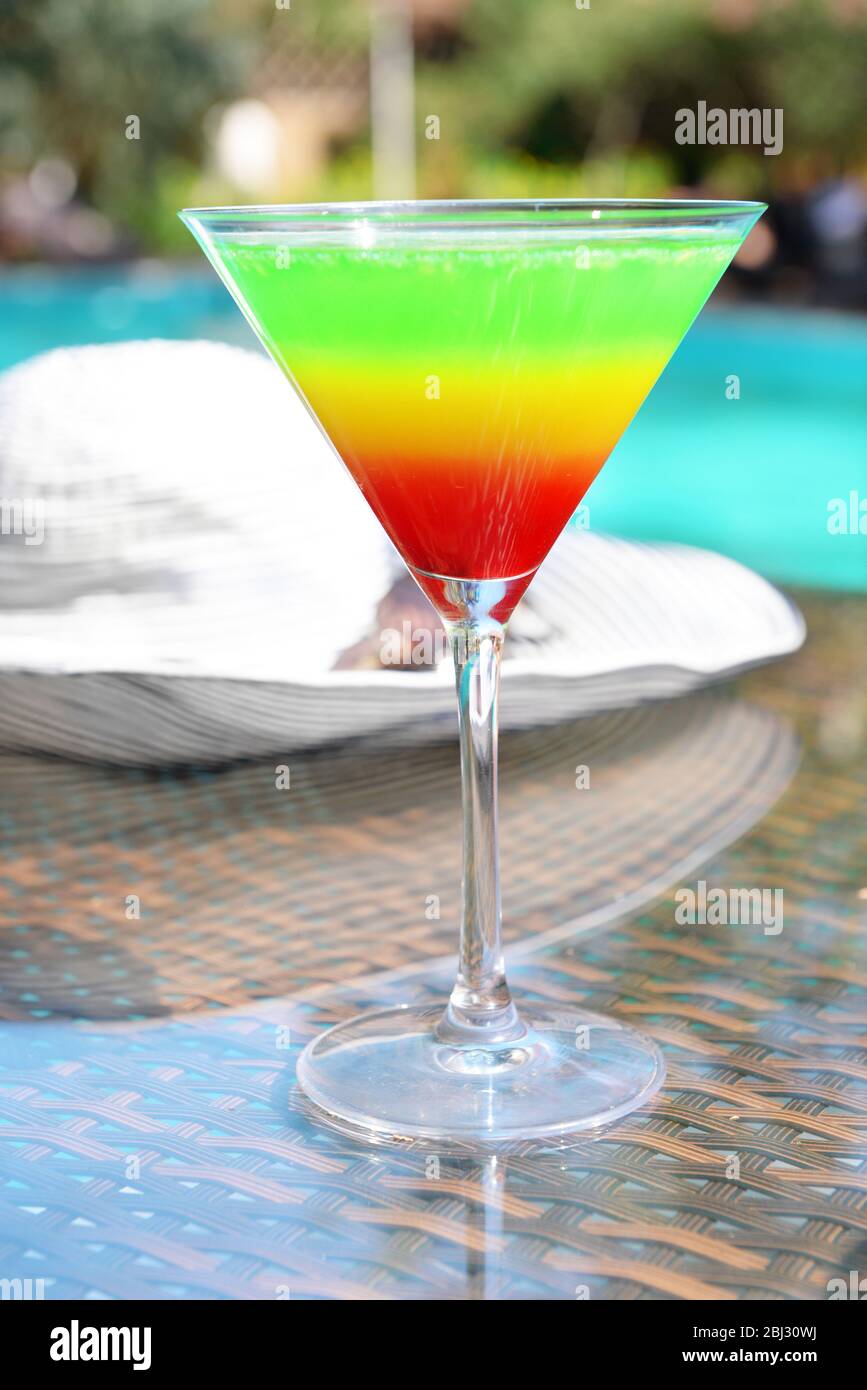 Cocktail on swimming pool background Stock Photo - Alamy