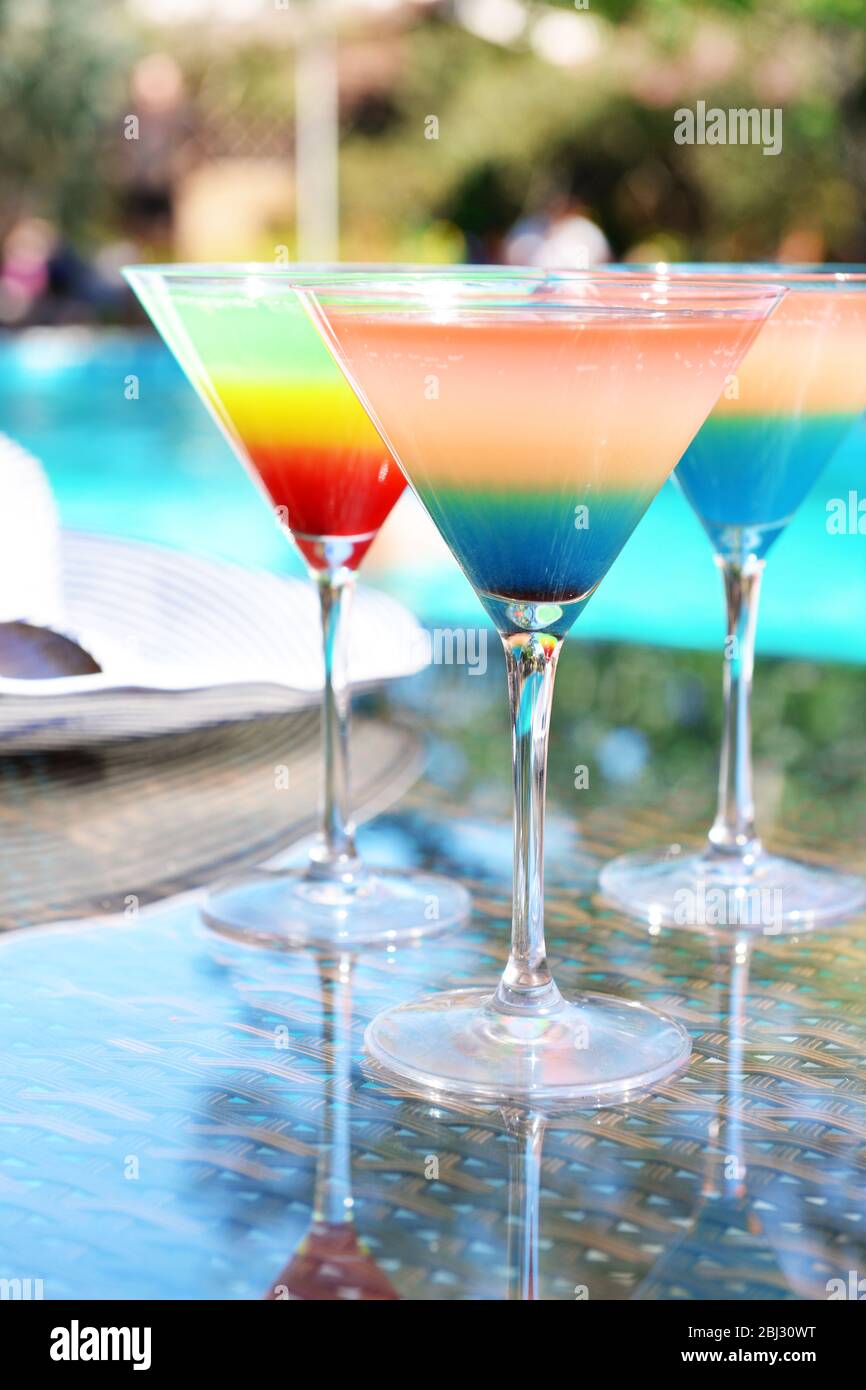 Cocktails on swimming pool background Stock Photo - Alamy
