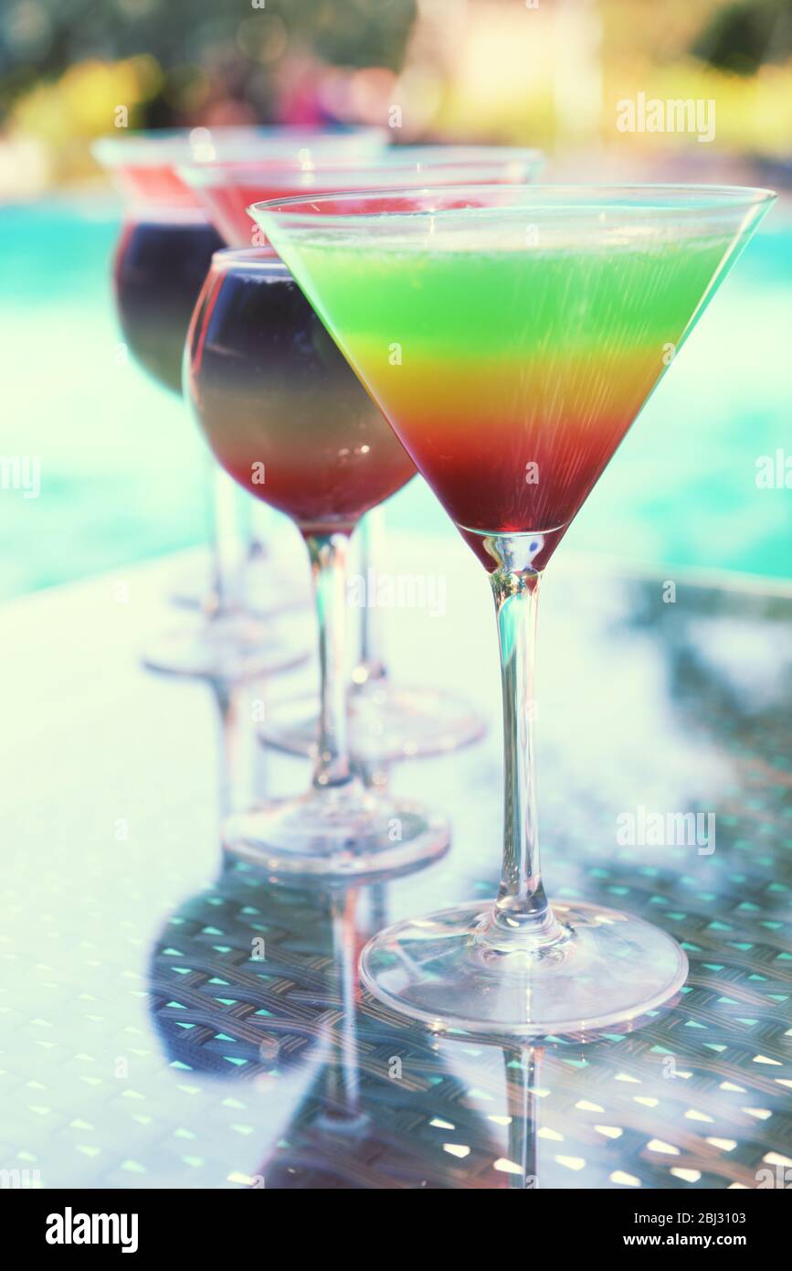 Cocktails on swimming pool background Stock Photo - Alamy
