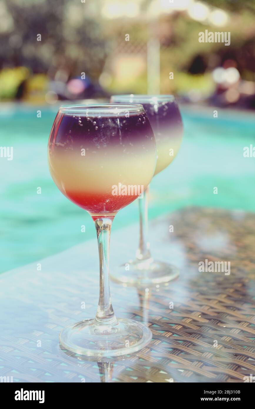 Cocktails on swimming pool background Stock Photo - Alamy
