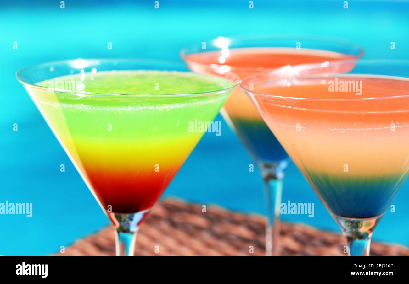 Cocktails on swimming pool background Stock Photo - Alamy