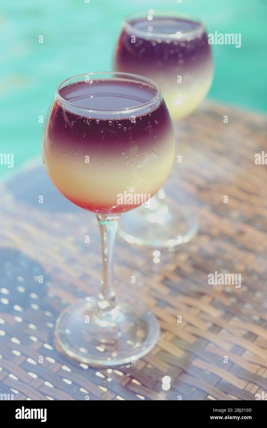 Cocktails on swimming pool background Stock Photo - Alamy