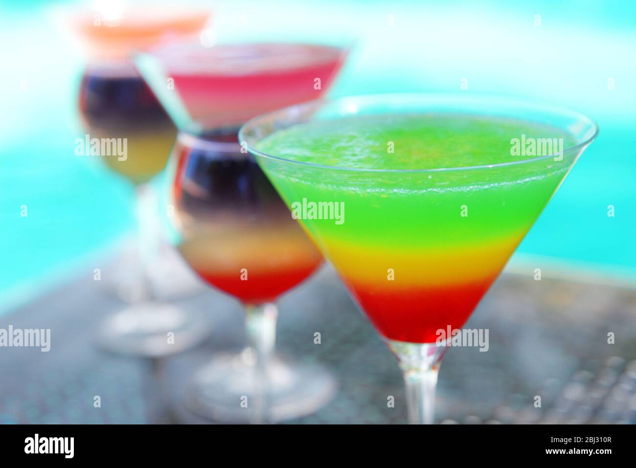 Cocktails on swimming pool background Stock Photo - Alamy