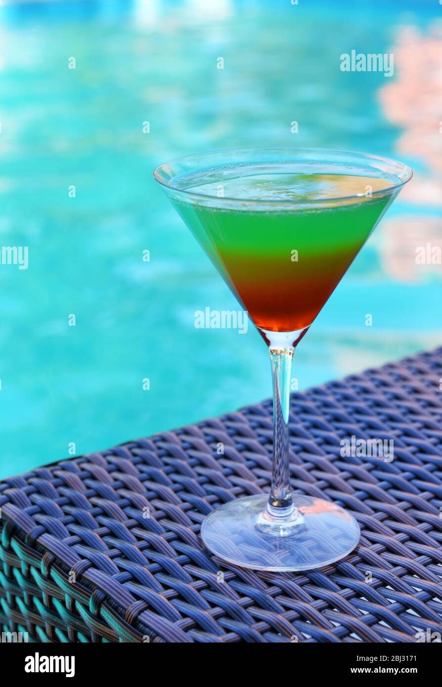 Cocktail on swimming pool background Stock Photo - Alamy