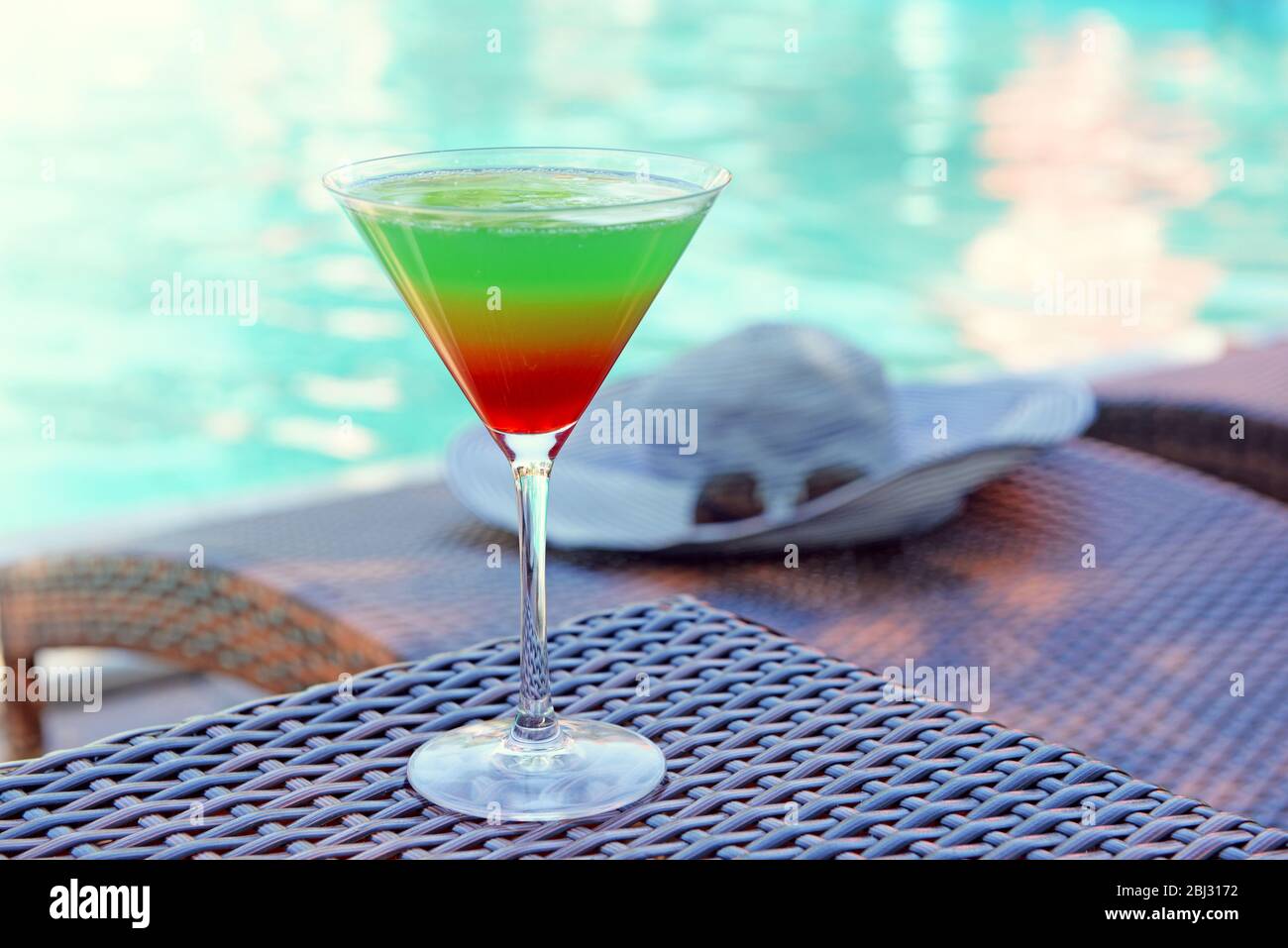 Cocktail on swimming pool background Stock Photo - Alamy