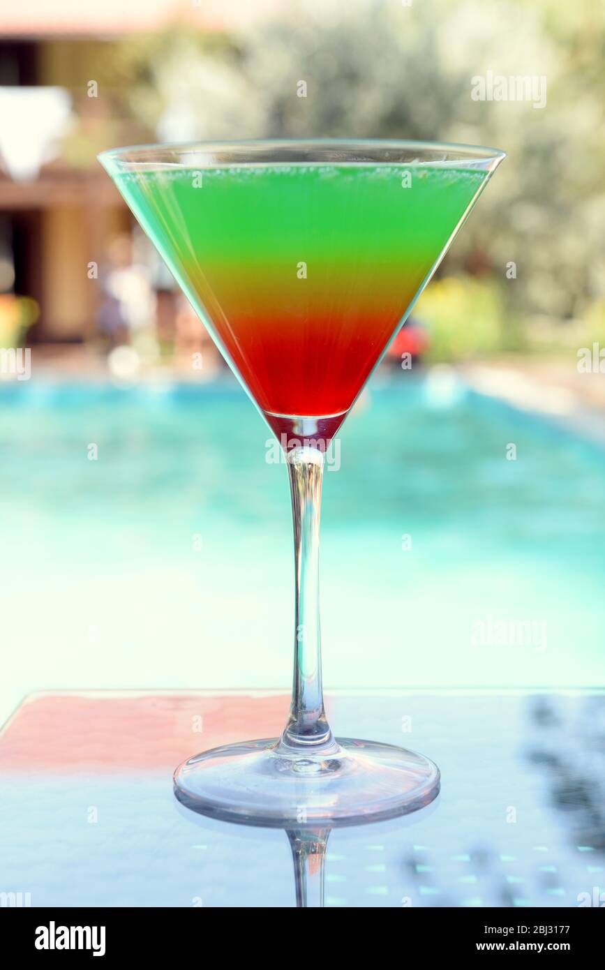 Cocktail on swimming pool background Stock Photo - Alamy