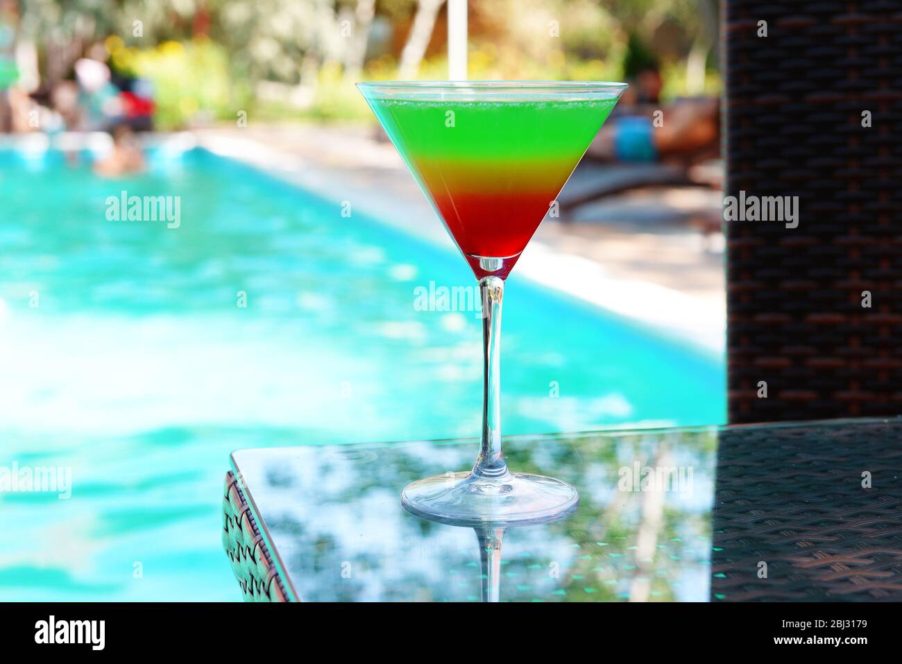 Cocktail on swimming pool background Stock Photo - Alamy