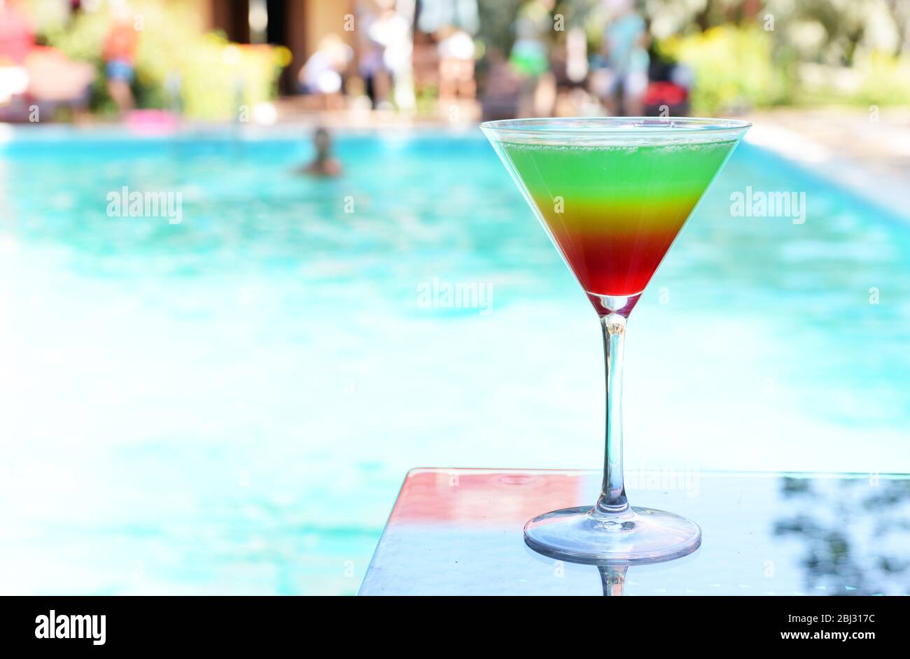Cocktail on swimming pool background Stock Photo - Alamy