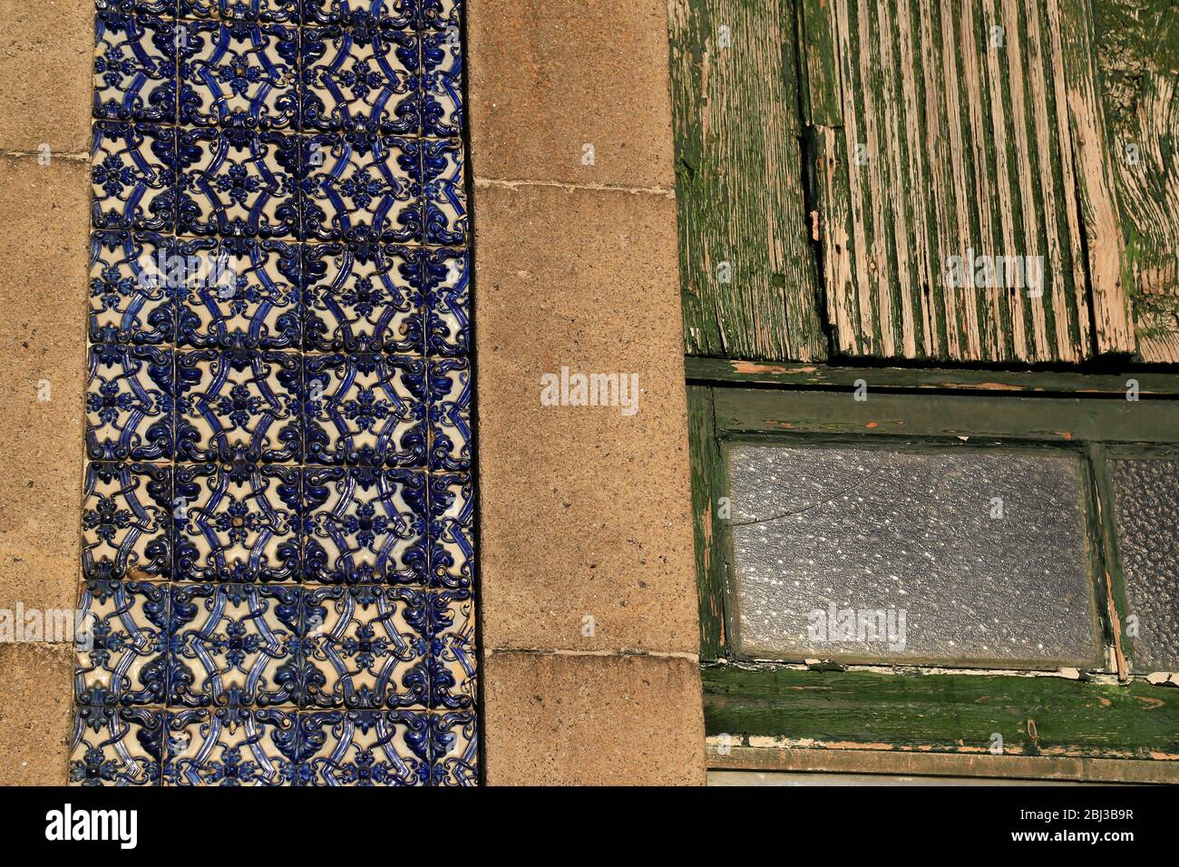 Poor housing porto hi-res stock photography and images - Alamy