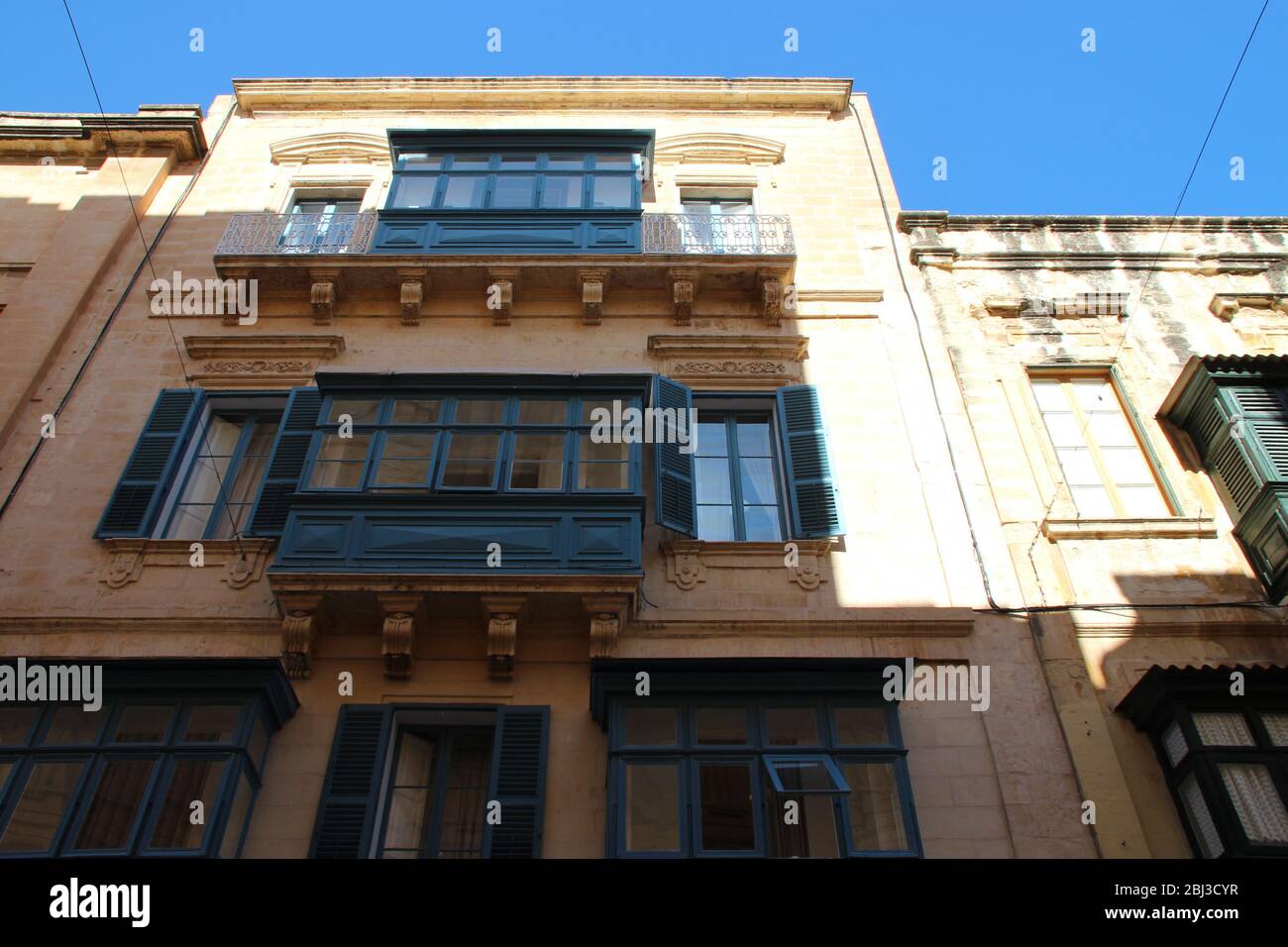 flats (?) building in valletta in malta Stock Photo - Alamy