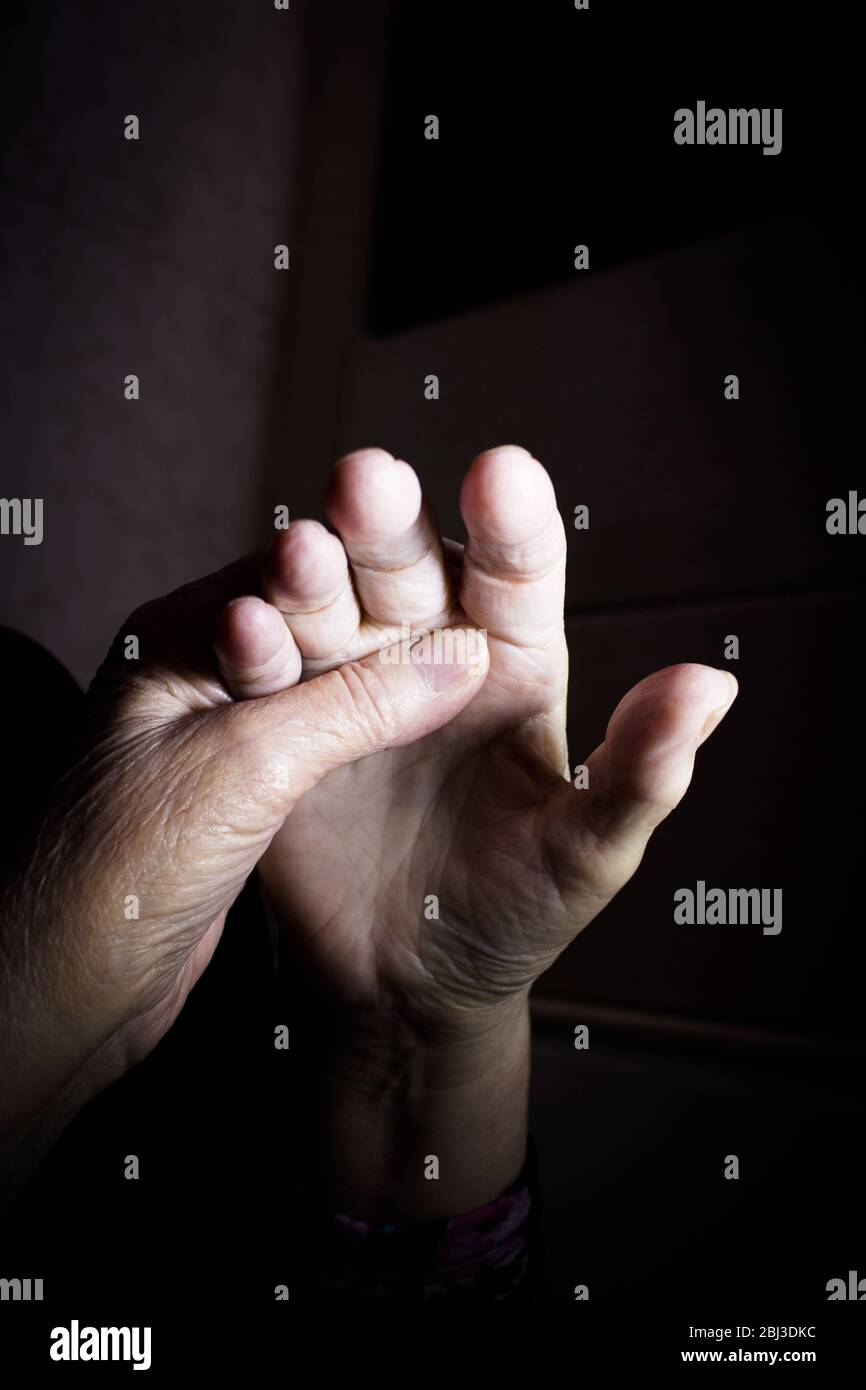 Hands of elderly woman doing a selfmassage. Manual physiotherapy Stock ...