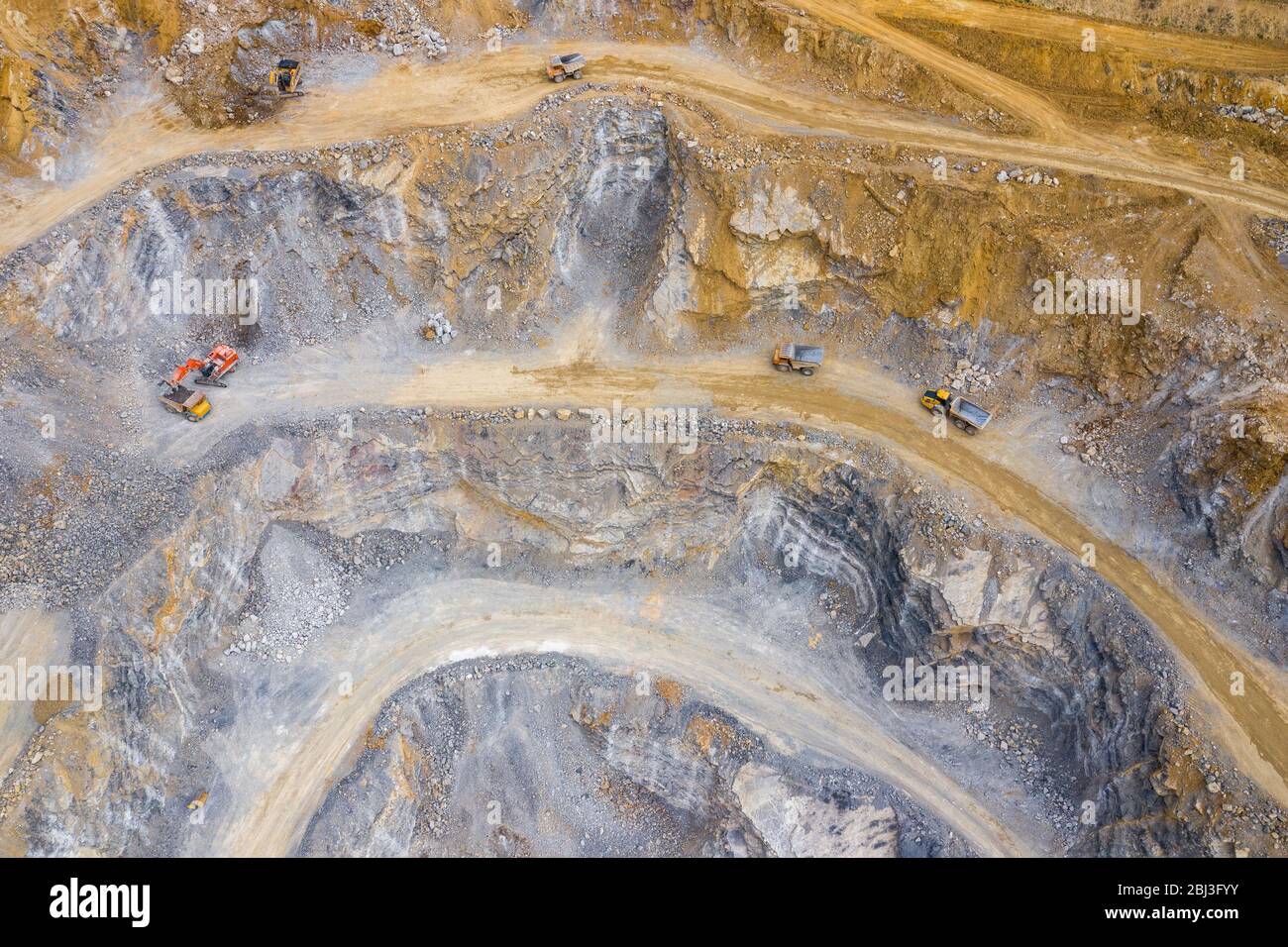Excavator digging giant hole hi-res stock photography and images - Alamy