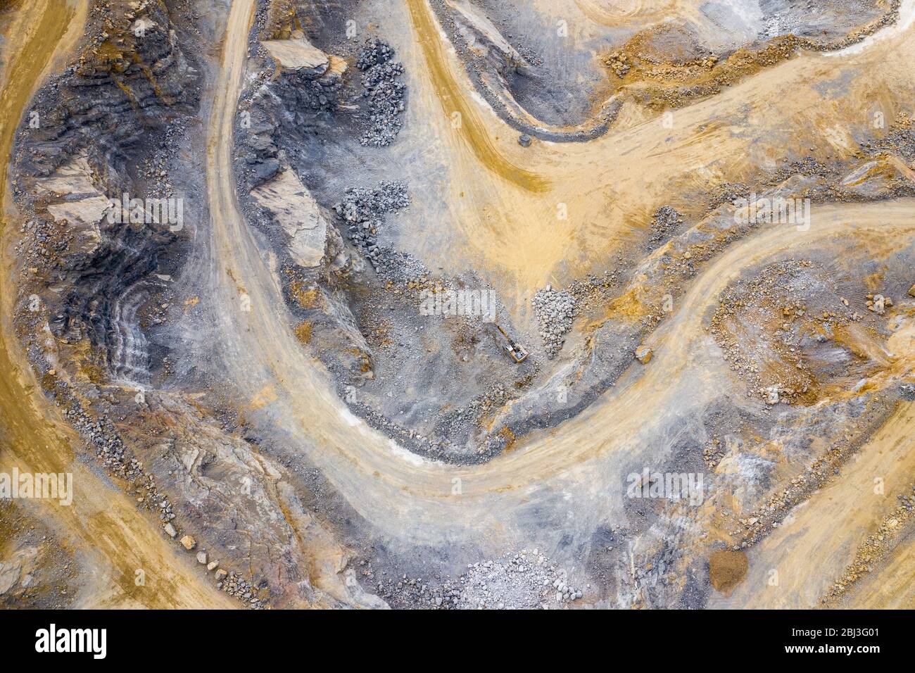 Excavator digging giant hole hi-res stock photography and images - Alamy