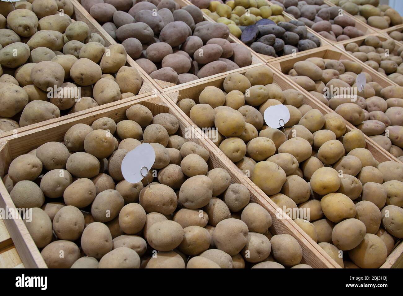 Selected potato tubers on store counter. Vegetables Stock Photo - Alamy