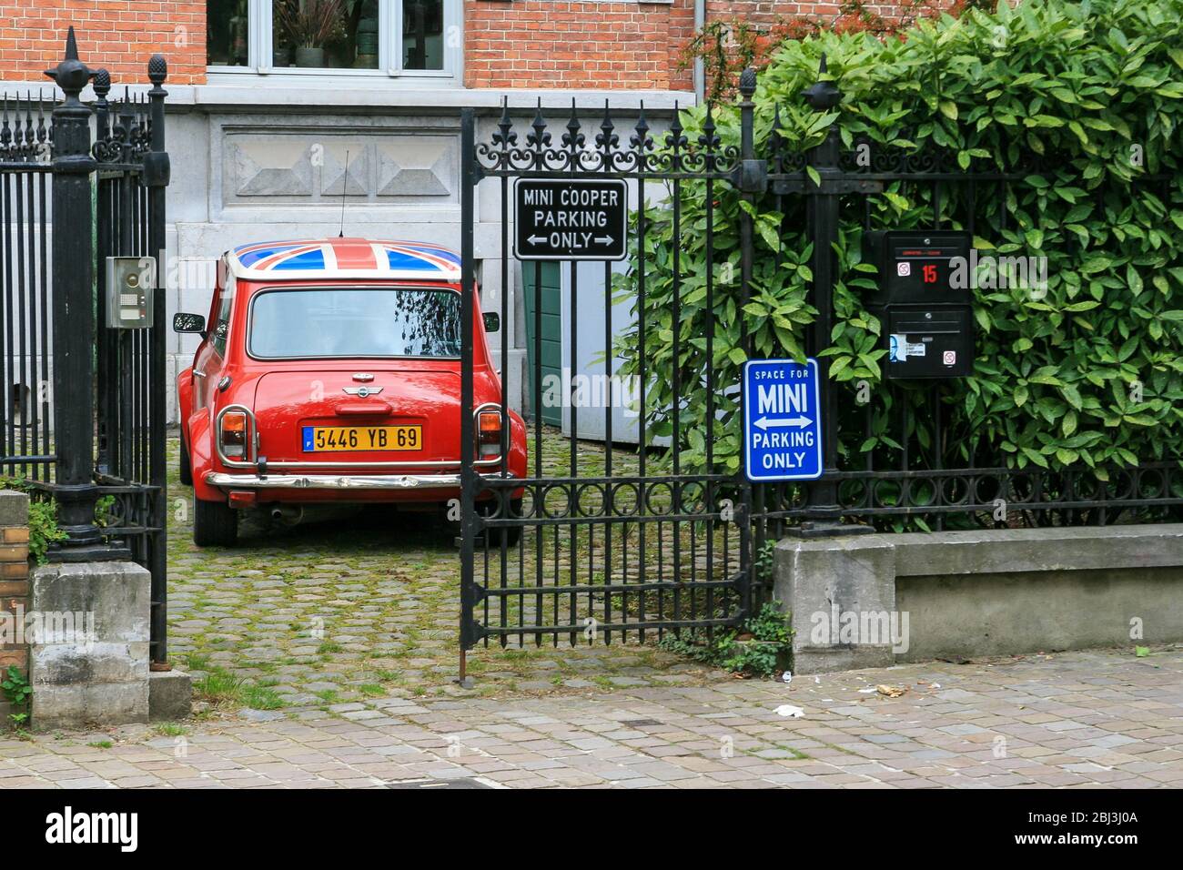 Mini cooper sidewalk hi-res stock photography and images - Alamy