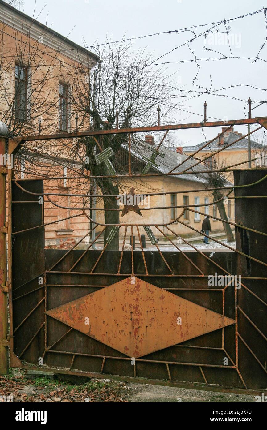 Tall metal gates hi-res stock photography and images - Alamy