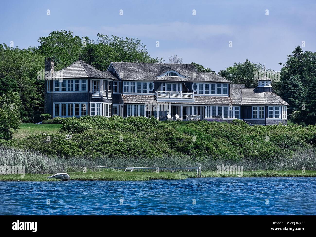 Waterfront home wealth beach hi-res stock photography and images - Alamy