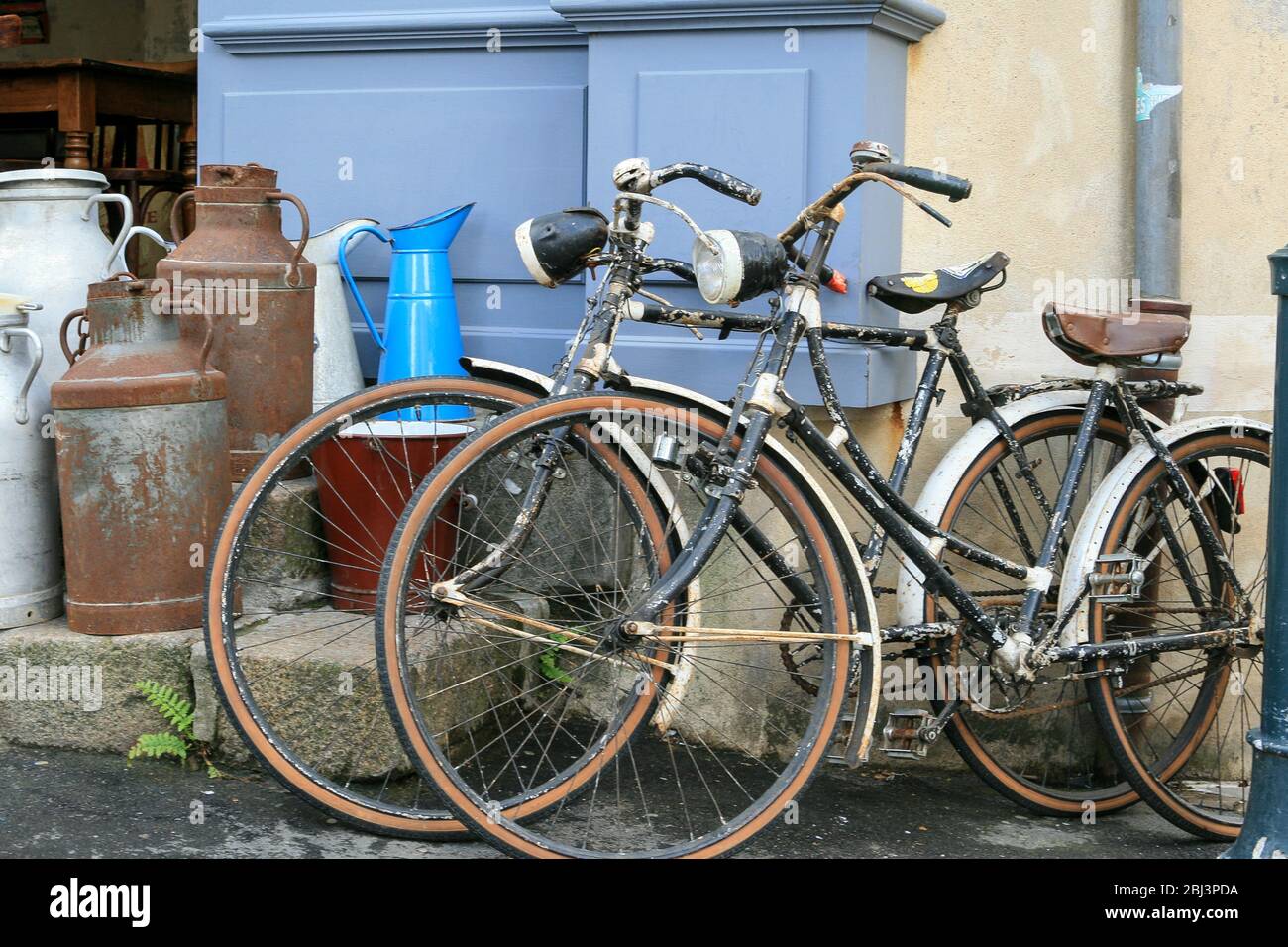 Very old rustic vintage bicycles and milk cans Stock Photo - Alamy