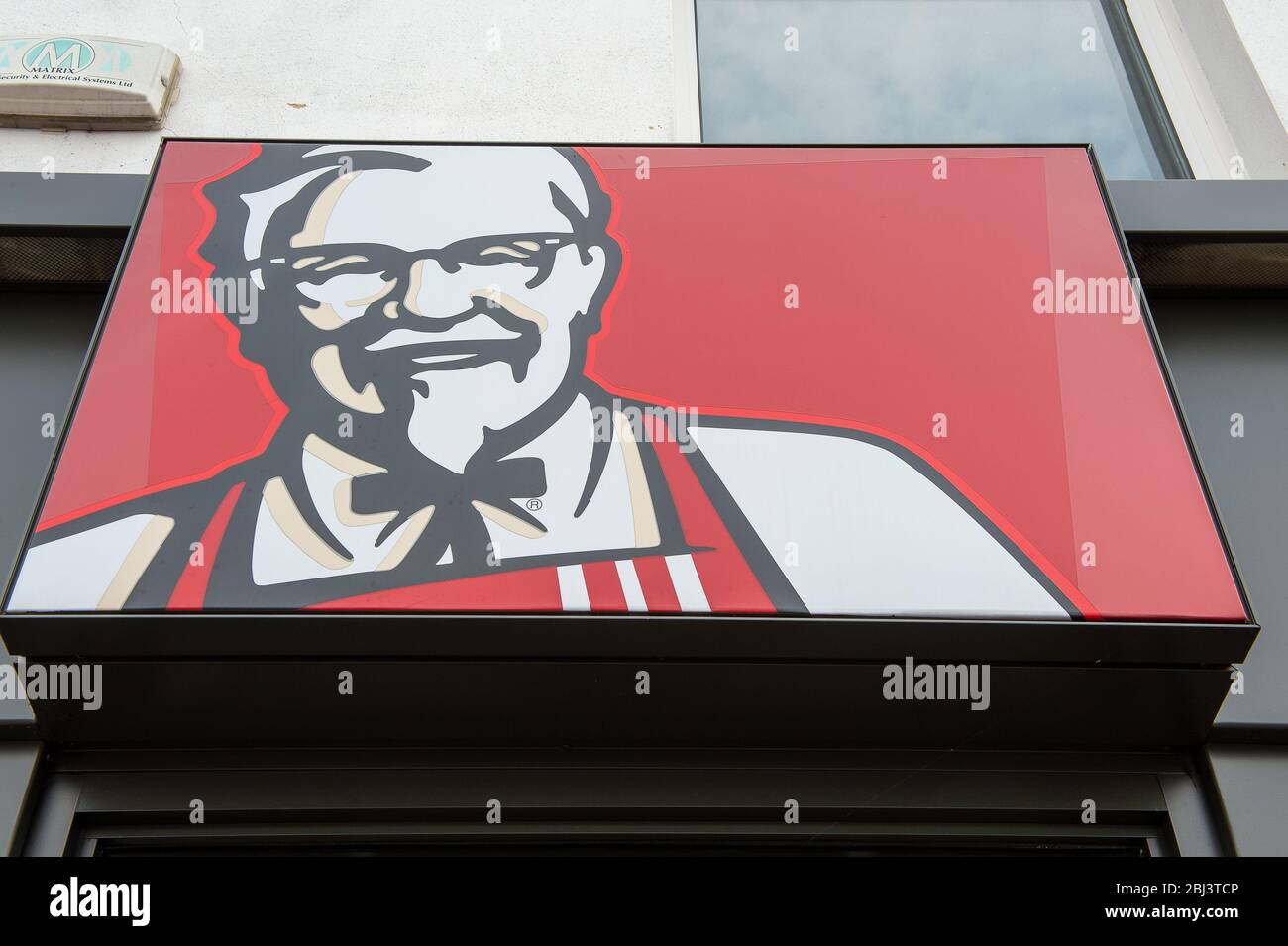Cippenham, Slough, Berkshire, UK. 27th April, 2020. KFC are reopening a ...