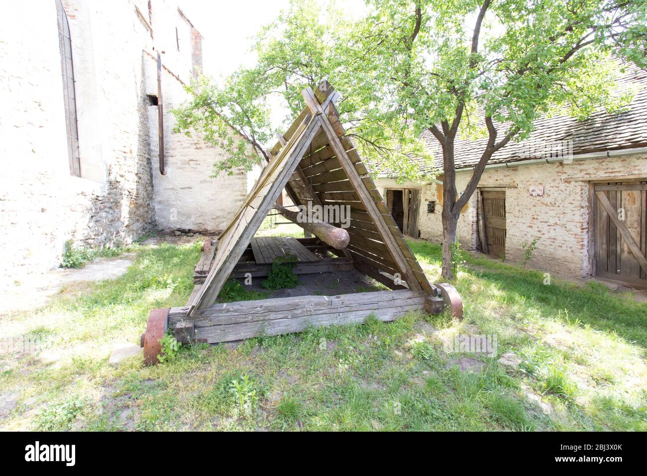 Medieval siege battering ram hi-res stock photography and images - Alamy