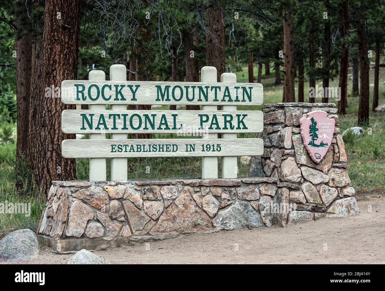 Entrance sign for Rocky Mountain National Park Stock Photo - Alamy