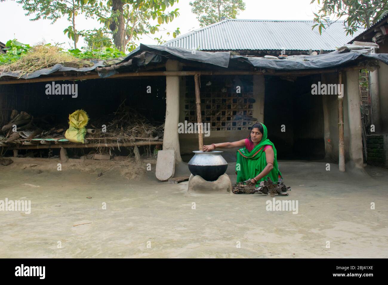 Village woman cooking hi-res stock photography and images - Alamy