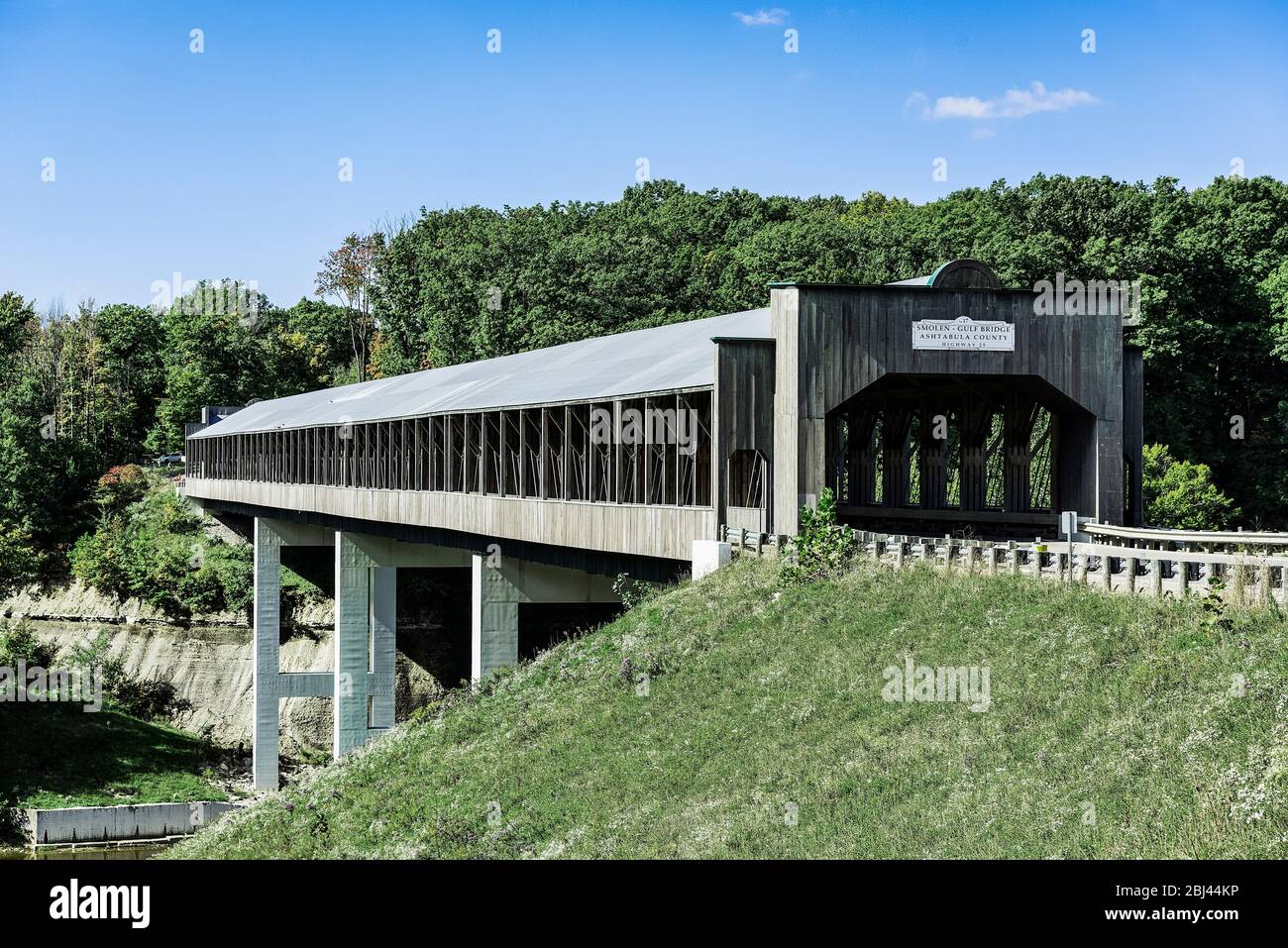 Smolen Gulf Covered bridge in Astabula County Stock Photo - Alamy