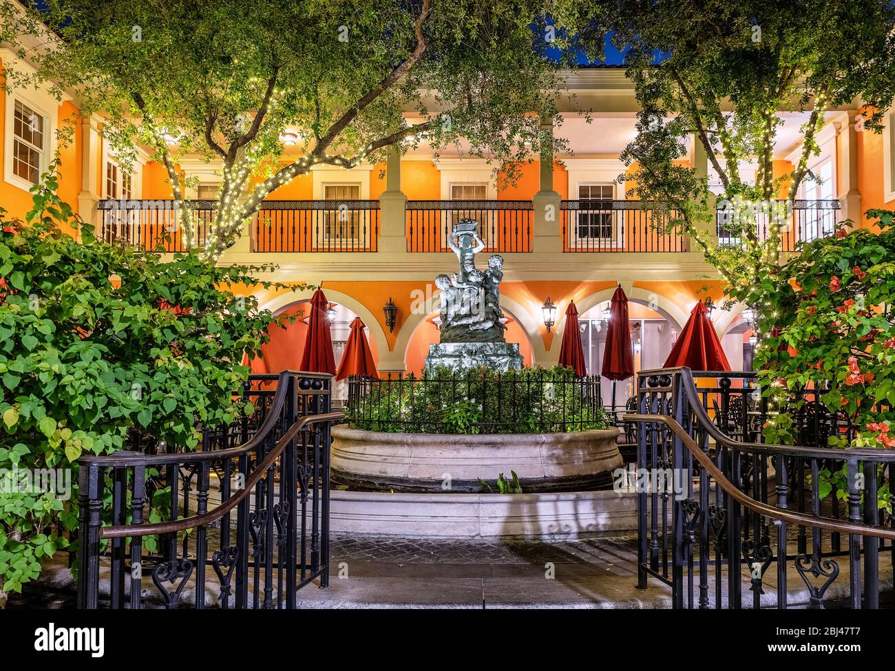Fountain courtyard at Jane's Cafe in Naples in Florida Stock Photo - Alamy