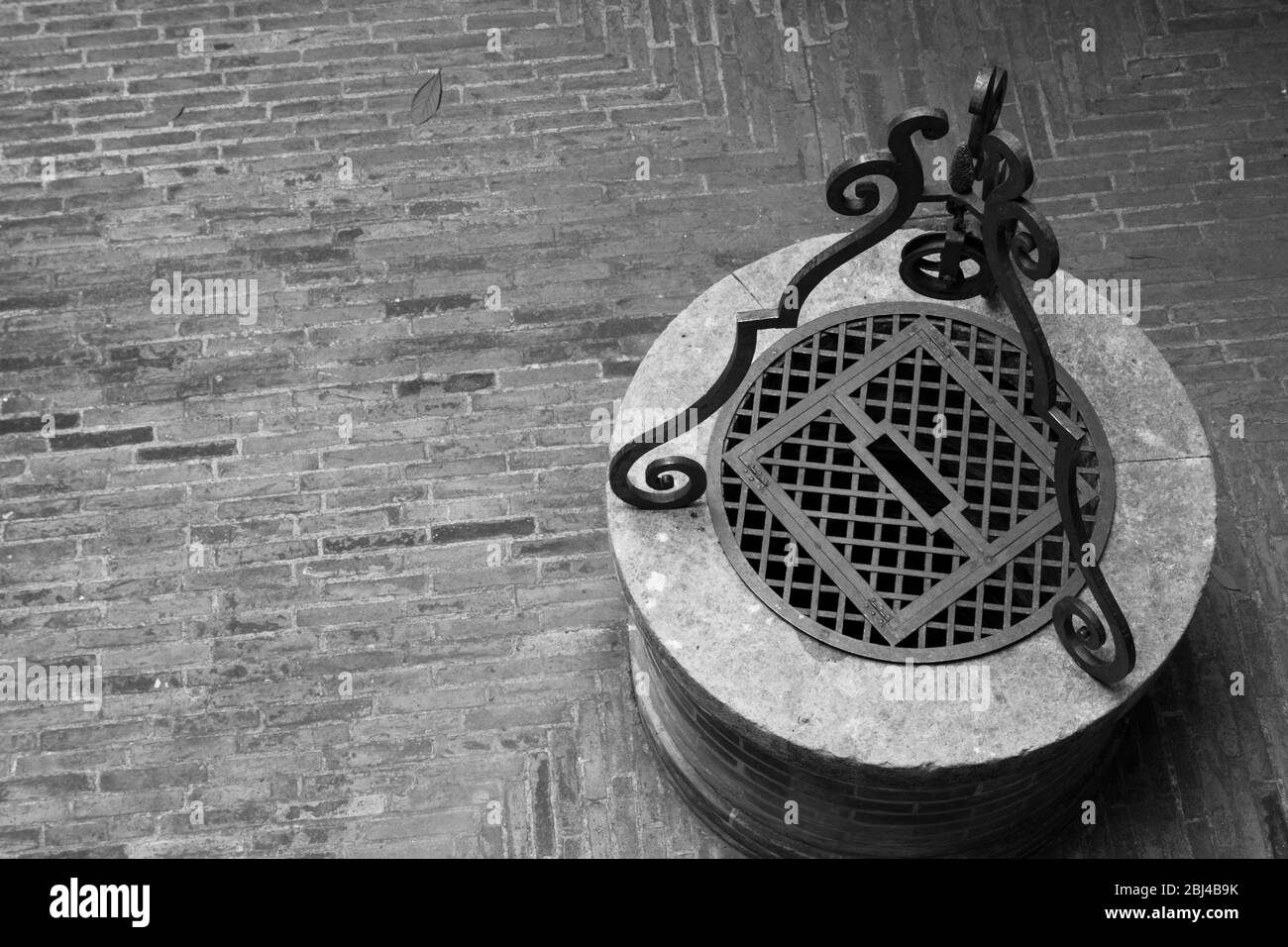 Old wooden well in Black and White Stock Photos & Images - Alamy