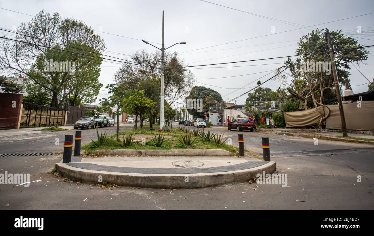 Median garden hi-res stock photography and images - Alamy