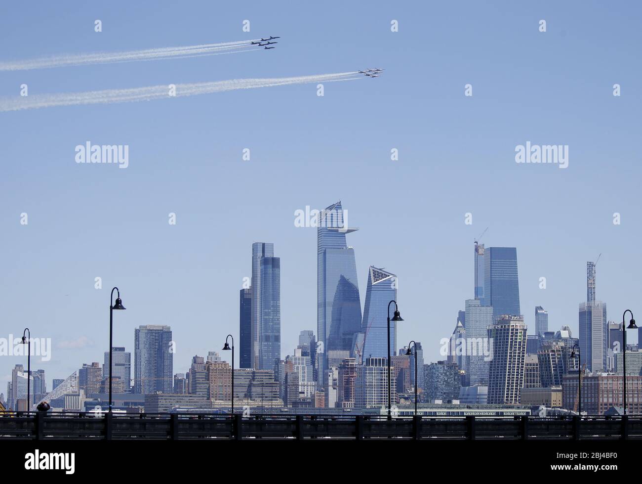 Flying into new york hi-res stock photography and images - Alamy