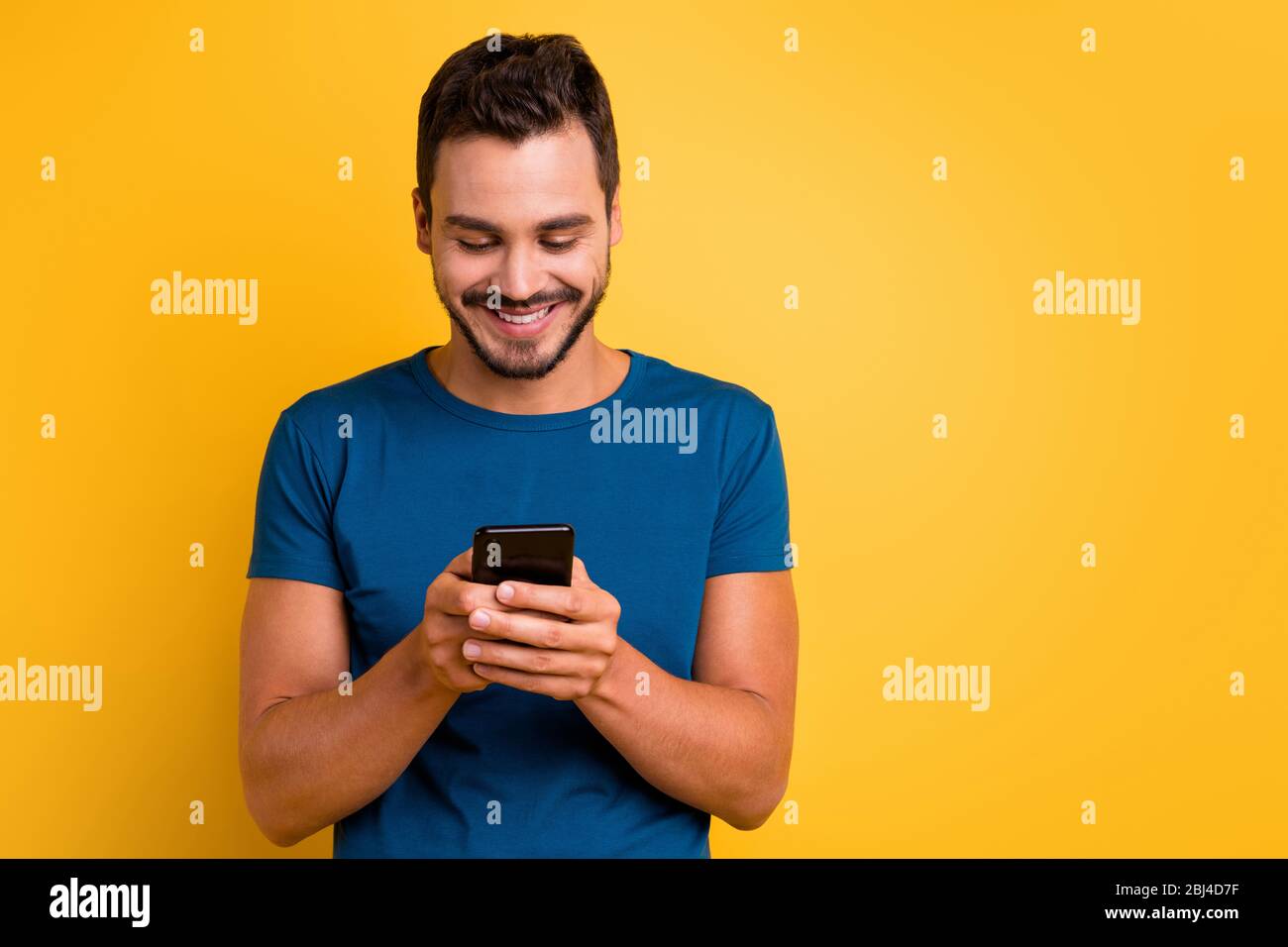 Close-up portrait of his he nice attractive focused cheerful cheery guy ...