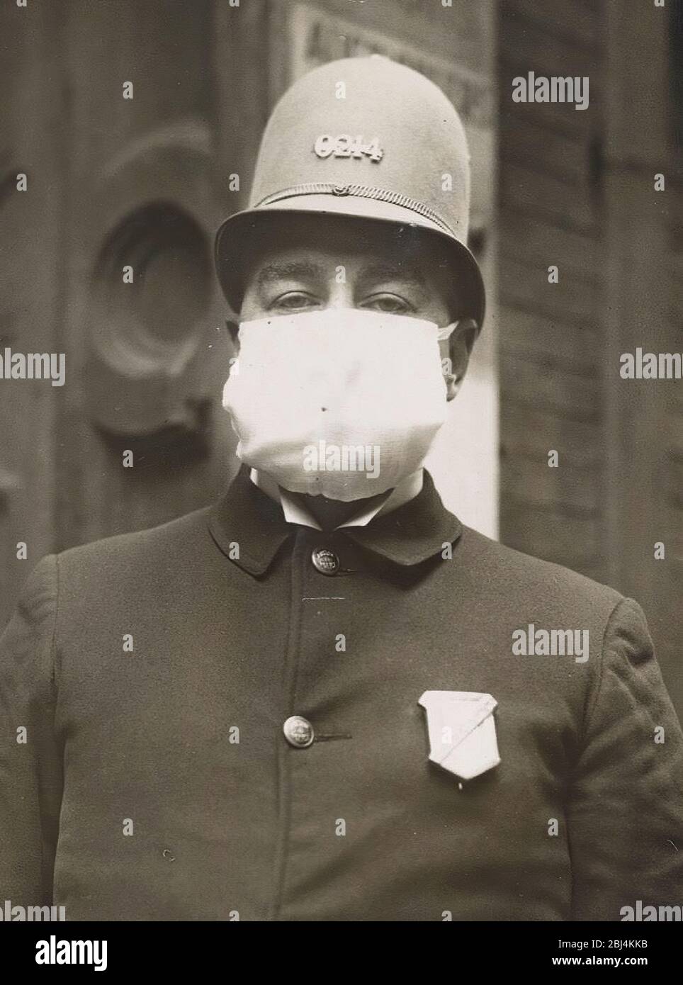During the 1918 Spanish Flu Pandemic Masked medical personnel giving ...