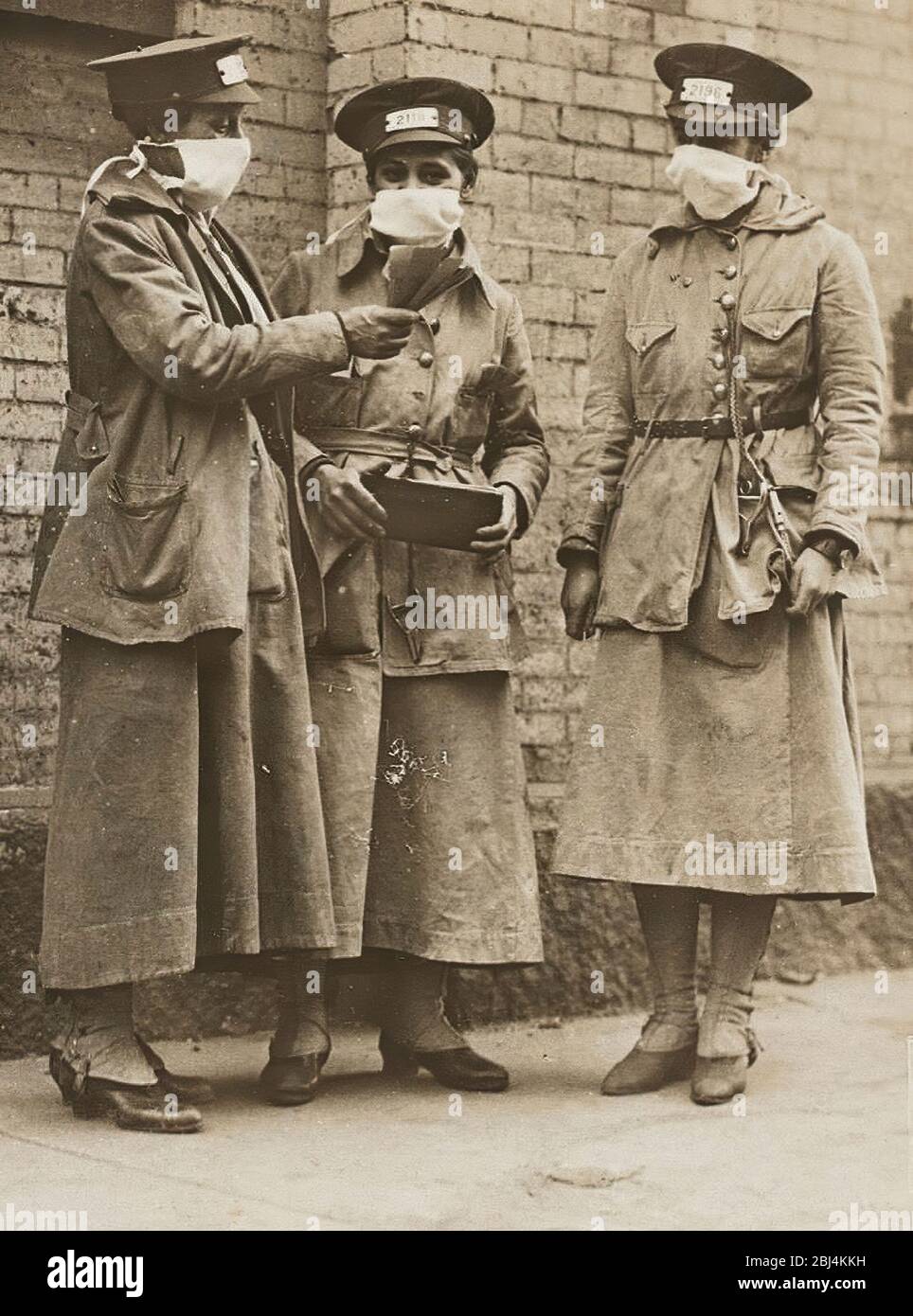 During the 1918 Spanish Flu Pandemic Masked medical personnel giving ...