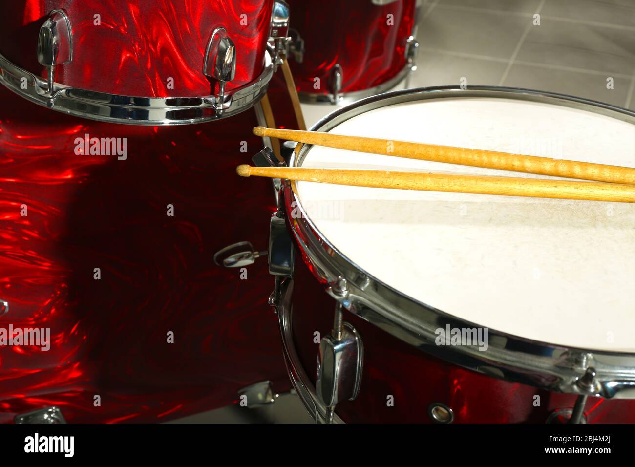 Gold drum kit hi-res stock photography and images - Alamy