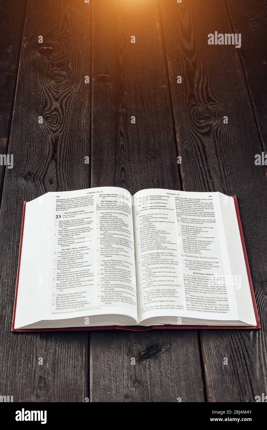 Open bible title page hi-res stock photography and images - Alamy