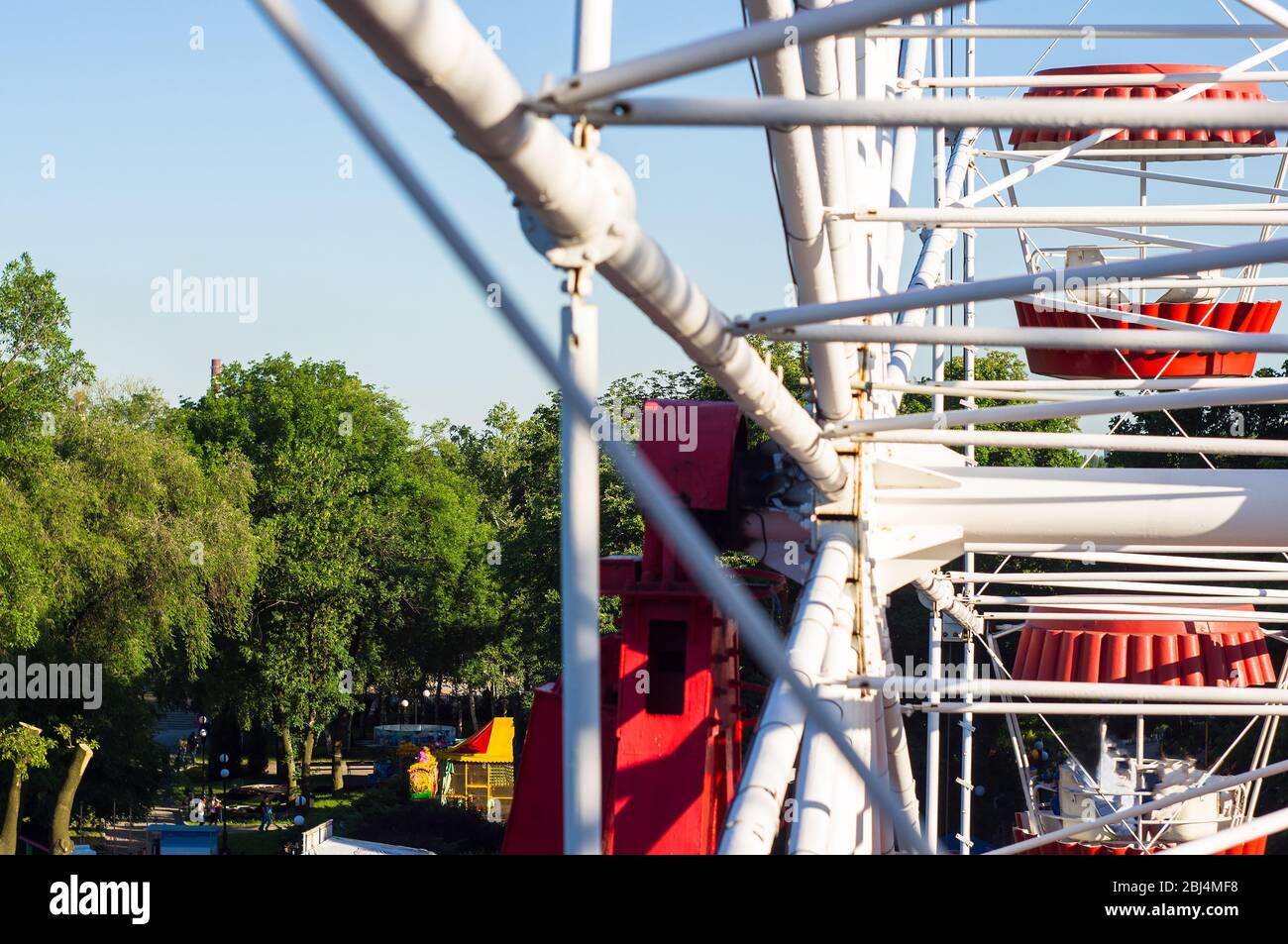 Attractions in spring city Park - Ferris Wheel Stock Photo - Alamy